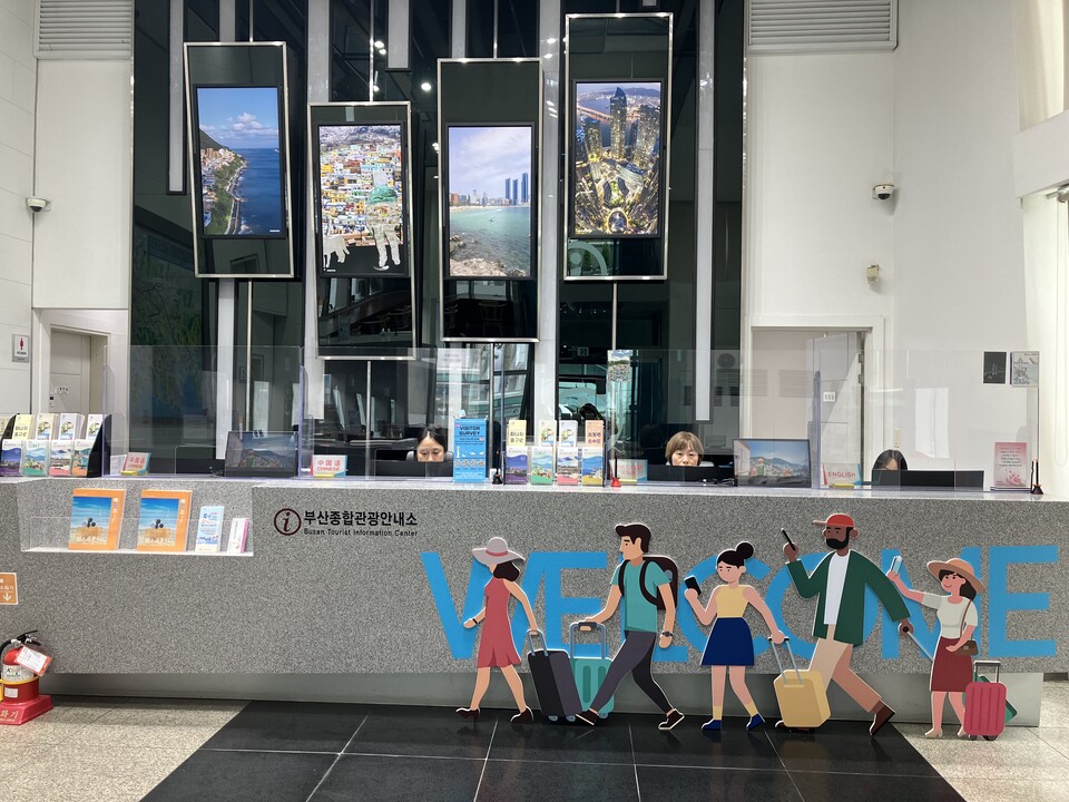 [부산의 노동자들] “6년 임금동결에도 입 ‘꾹’ 한 우리 부산관광안내사, 이젠 ‘투쟁조끼’ 입어요”