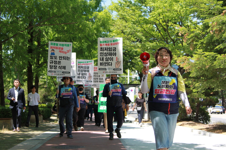 “일 시킬 때는 회사 얼굴로 추대, 월급 줄 땐 최저시급…”